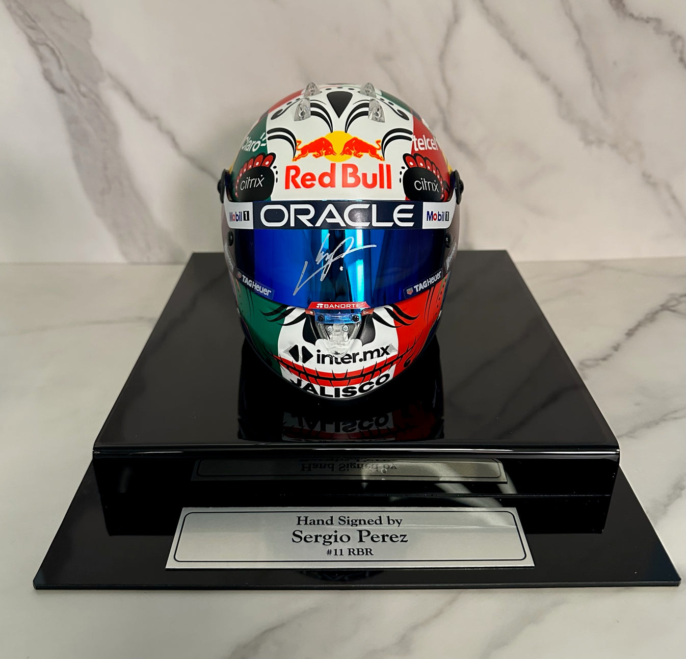 Mini Casco Escala 1:2 Autografiado por Checo Pérez – Unbox Collectibles